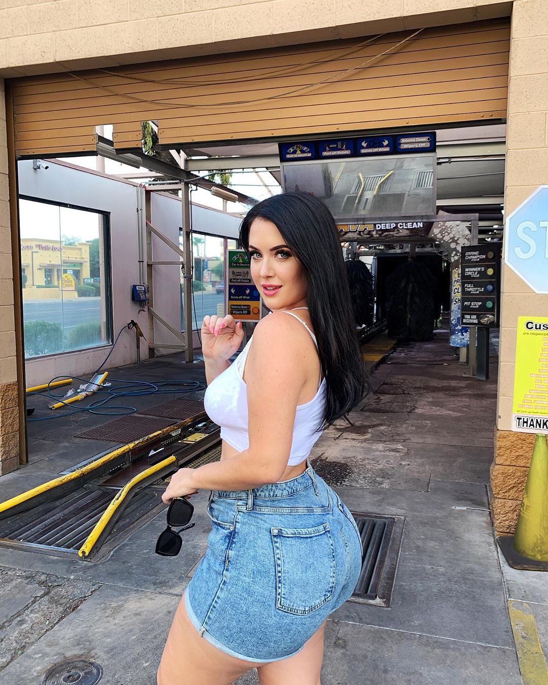 Holly Luyah - Height, Weight, Bio, Wiki, Age, Photo, Instagram ...